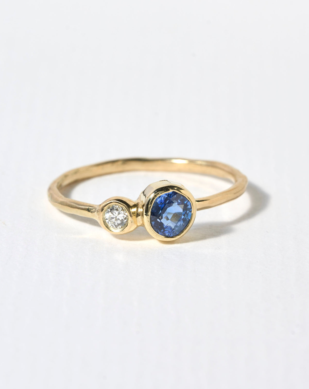 Ring met blauwe saffier en diamant– Nadine Kieft Jewelry Amsterdam