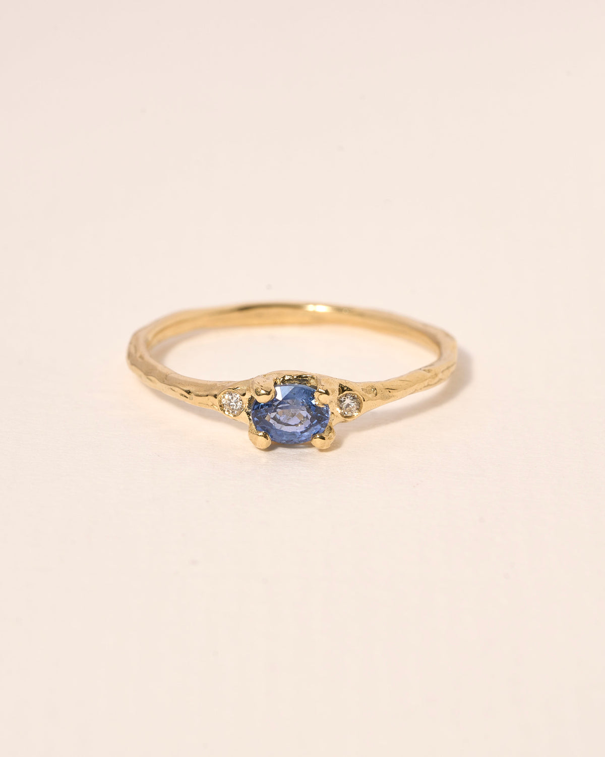 Ring Jenny met blauwe saffier– Nadine Kieft Jewelry Amsterdam