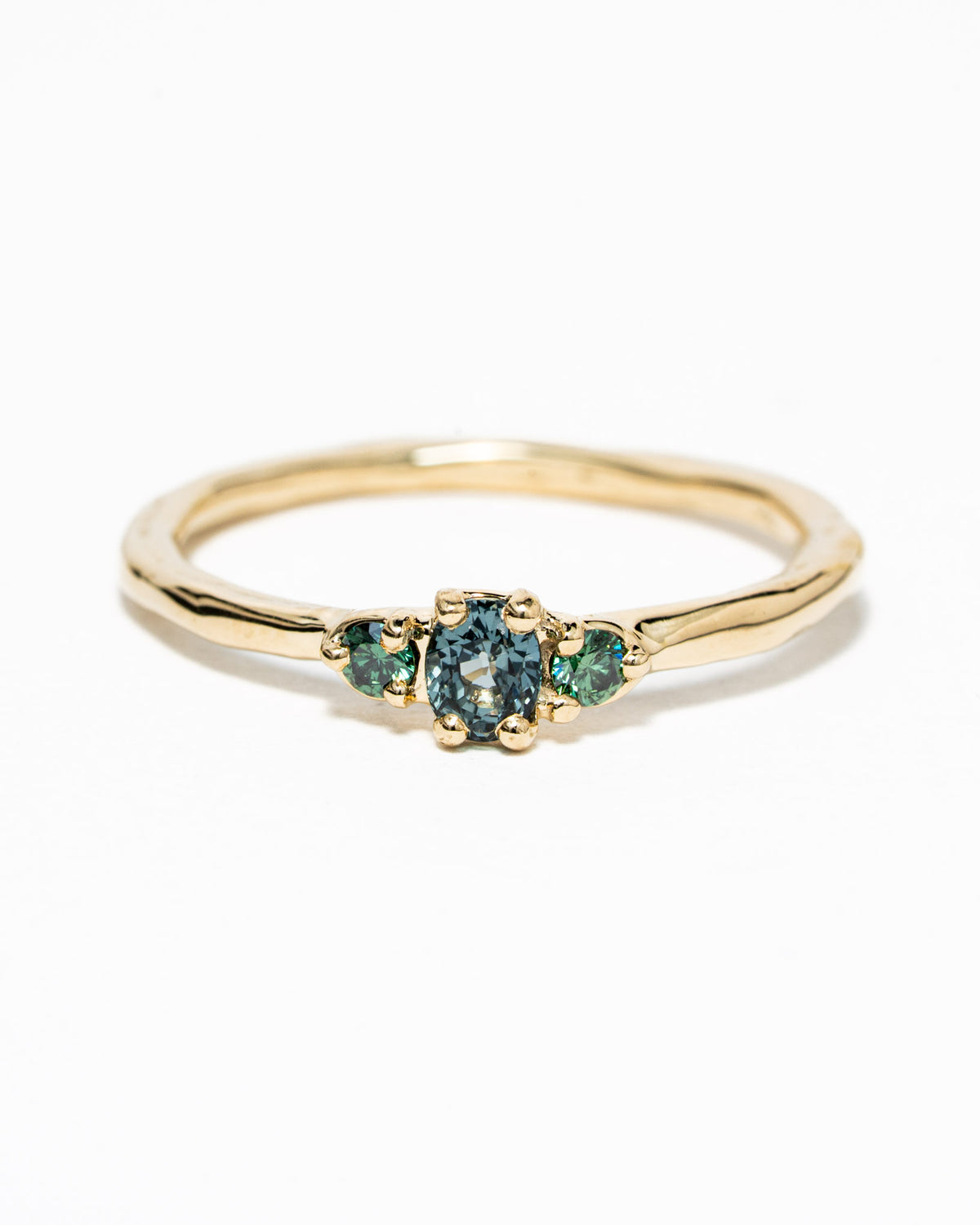 Ring amber met groenblauwe saffier en groene diamanten– Nadine Kieft ...