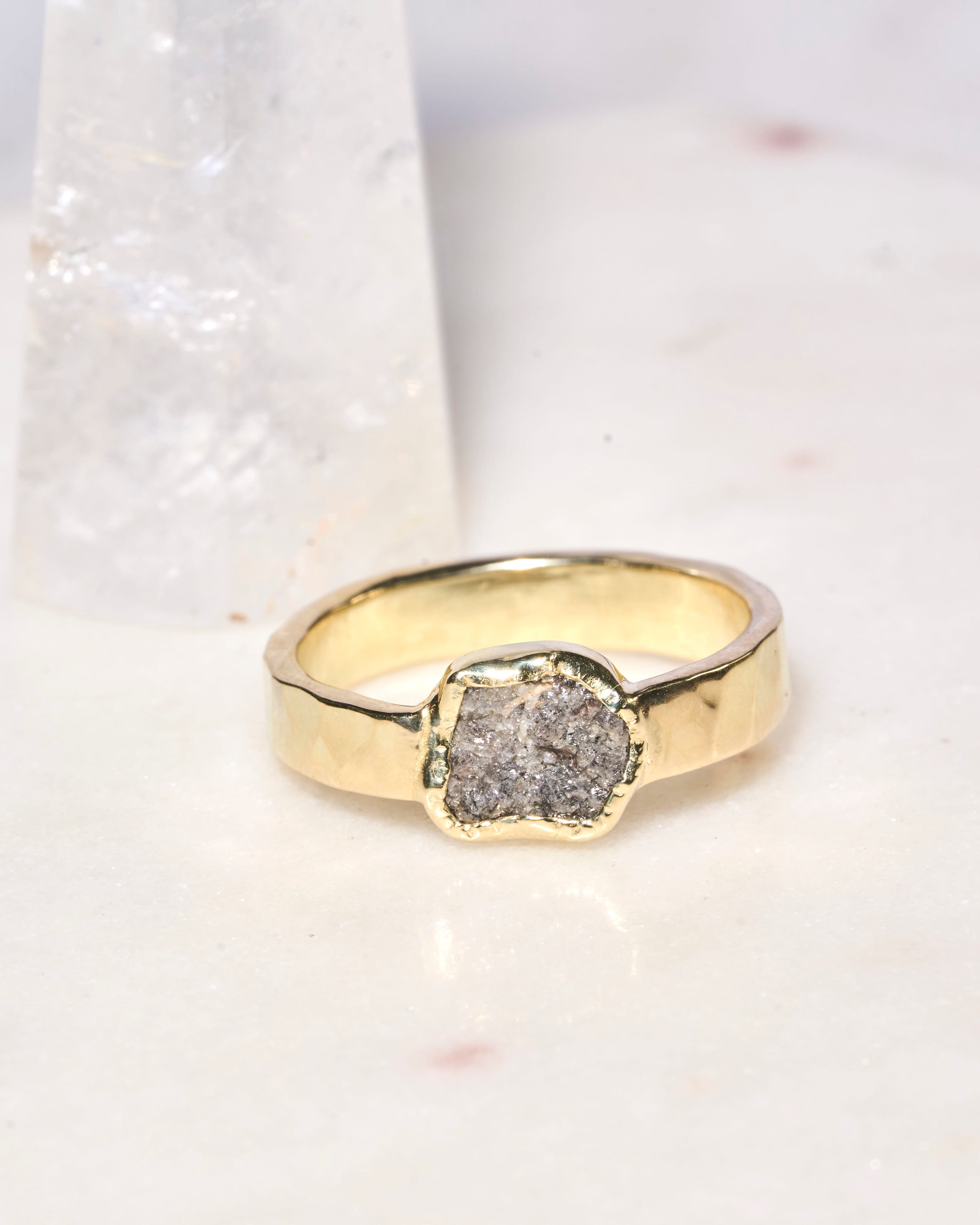 Gehamerde ring met ruwe diamant– Nadine Kieft Jewelry Amsterdam