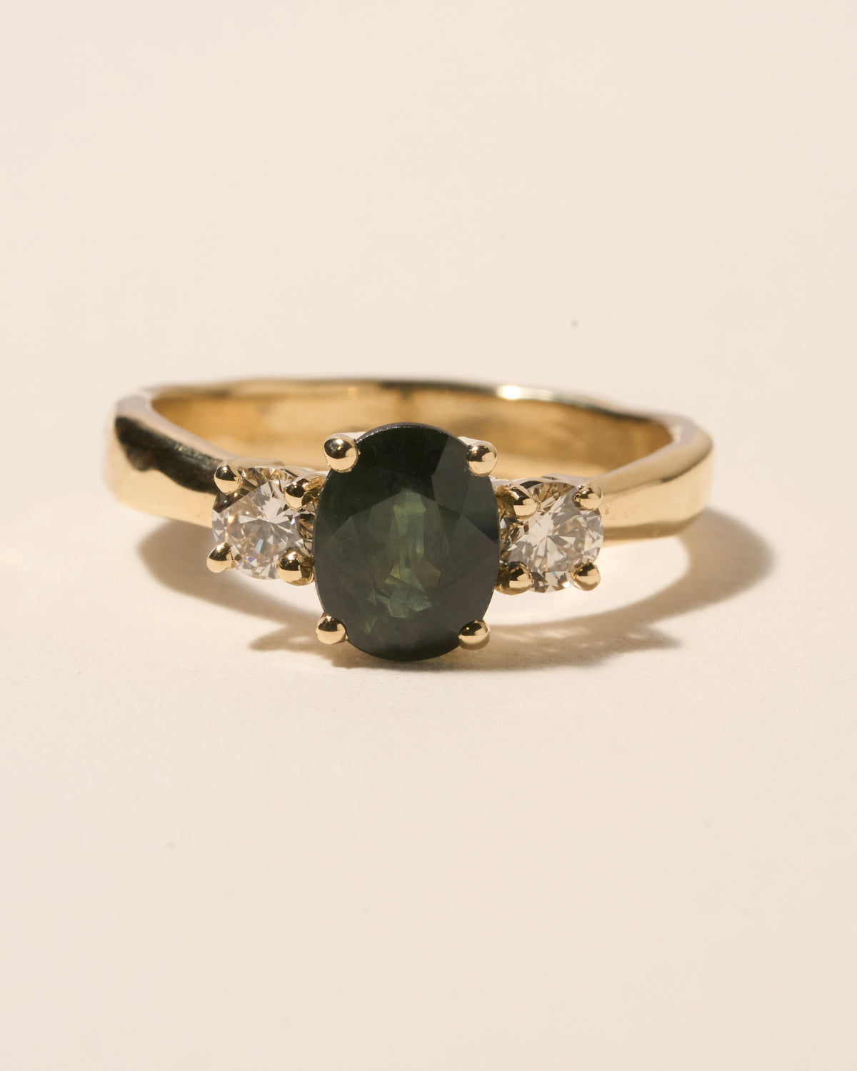 Delphine ring met groene saffier– Nadine Kieft Jewelry Amsterdam