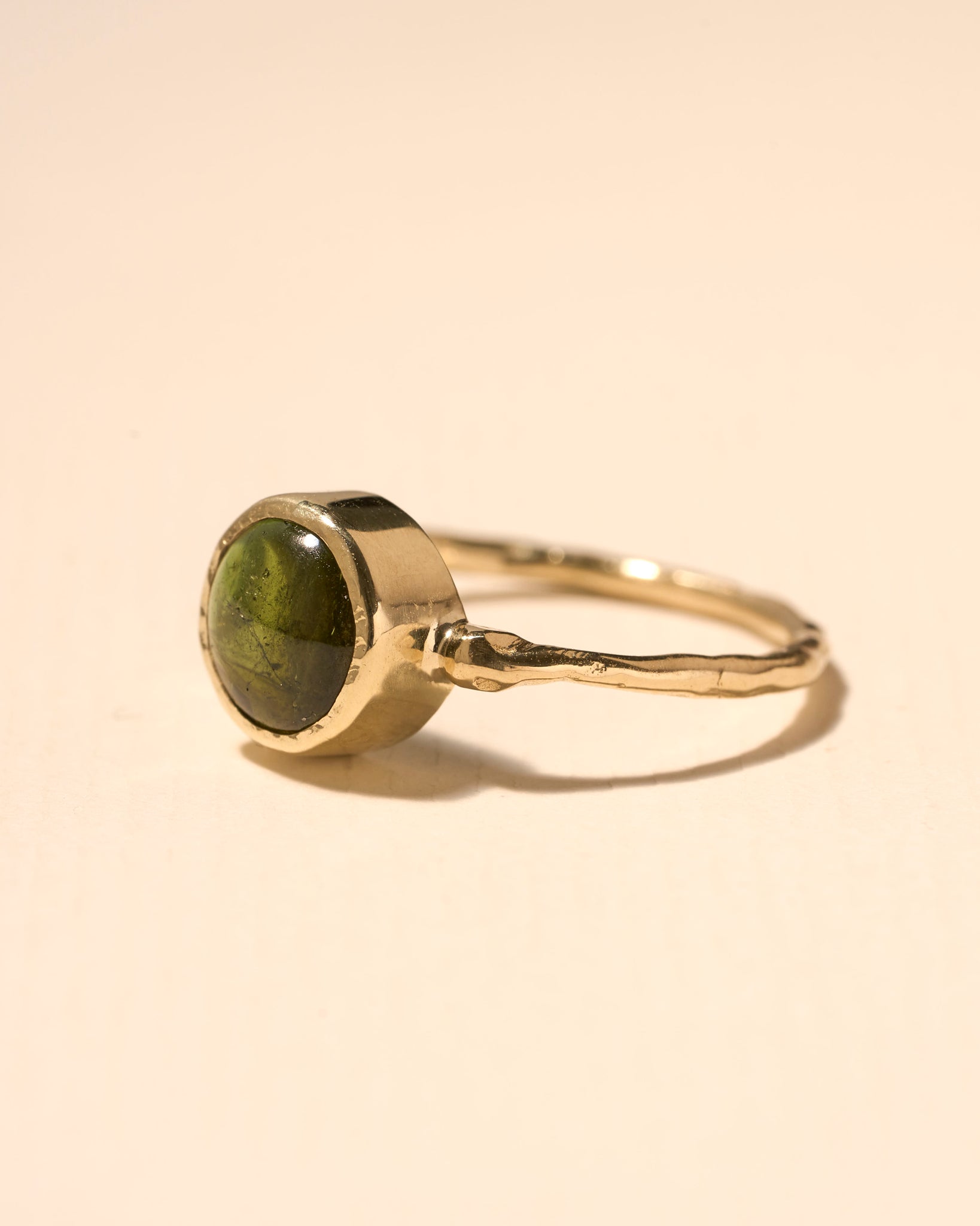 Ring met groene toermalijn– Nadine Kieft Jewelry Amsterdam