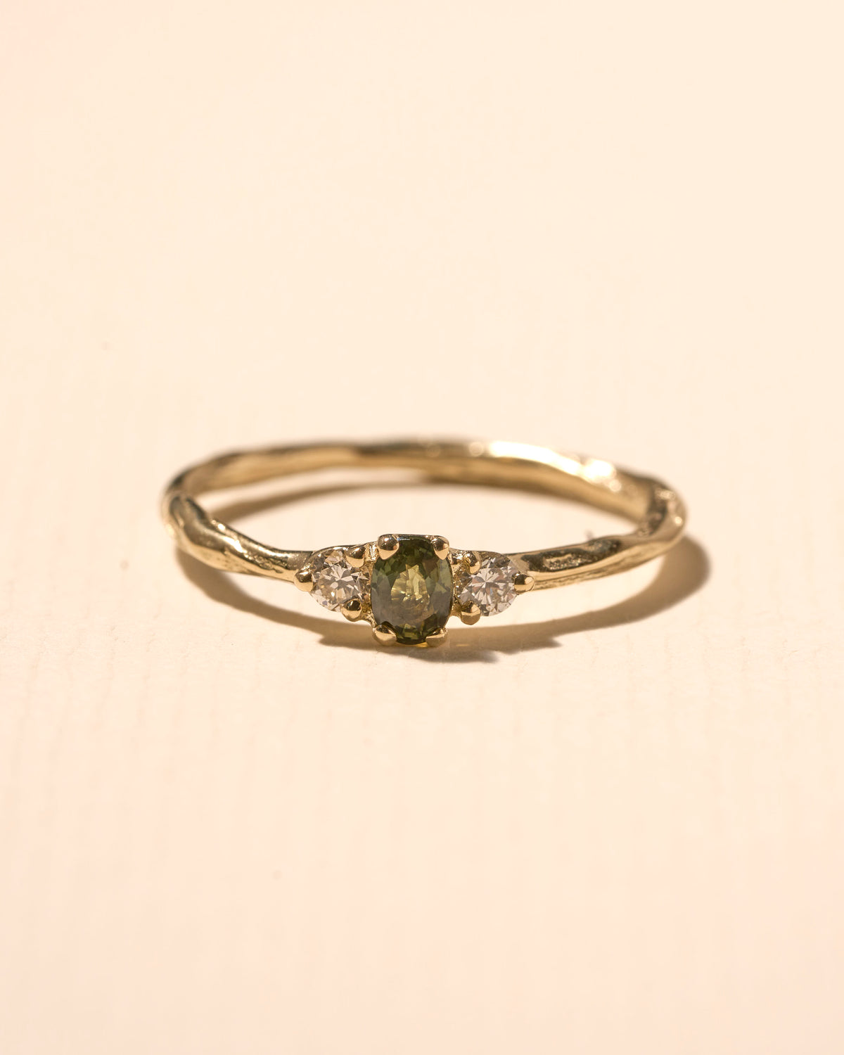 Ring Amy met groene saffier en diamant– Nadine Kieft Jewelry Amsterdam