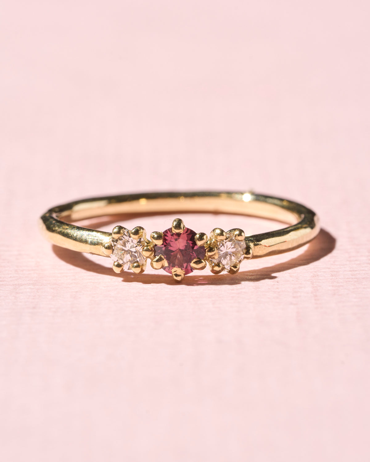 Cleo ring met rode saffier en diamant– Nadine Kieft Jewelry Amsterdam