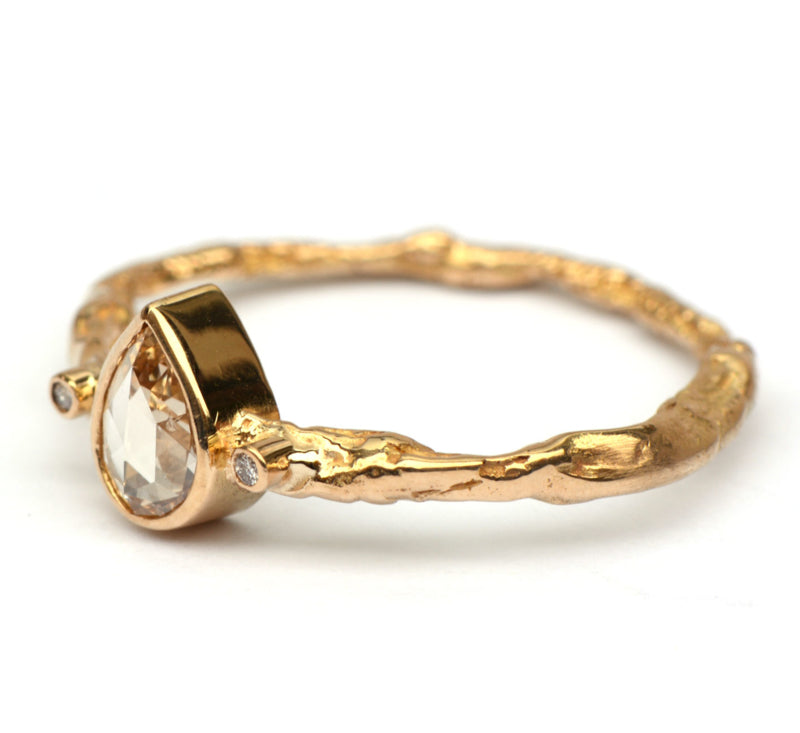 Organische ring met druppelvormige diamant– Nadine Kieft Jewelry Amsterdam